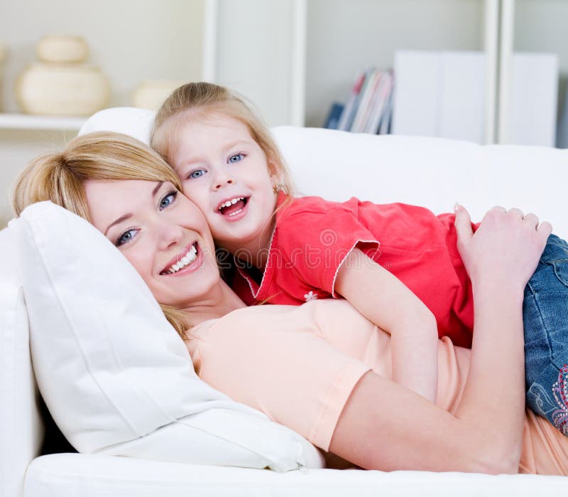 Moder Och Dotter Som Hemma Gör Yogaövningar Arkivfoto Bild Av Mamma