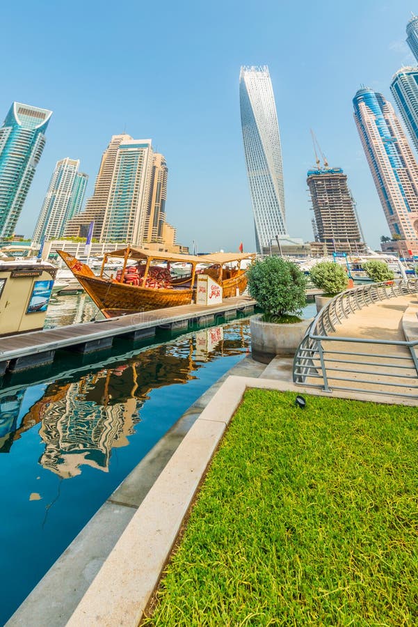Doubai - AUGUSTUS 9, 2014: De Jachthavendistrict Van Doubai ...