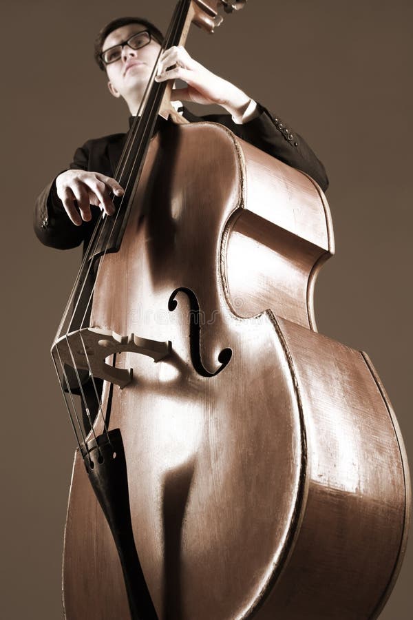 Double Bassiste Jouant La Contrebasse Photo stock - Image du orchestral ...