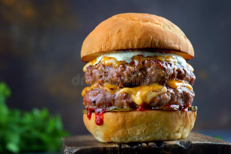 Grand Cheeseburger Avec Du Fromage Fondu Et B Glittery Photo stock ...