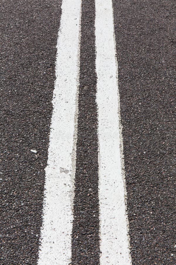 Double ligne continue photo stock. Image du ligne, fond - 43398340