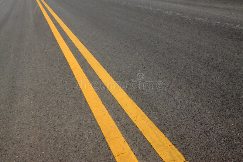 Double Ligne Continue Jaune Photo stock - Image du voyage, étiquette ...