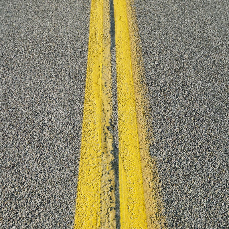 DOUBLES LIGNES JAUNES DE ROUTE DANS LE PAYSAGE DE MONTAGNE Image stock ...