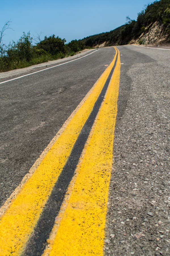 Double Ligne Jaune Sur La Route Vide Image stock - Image du sens ...