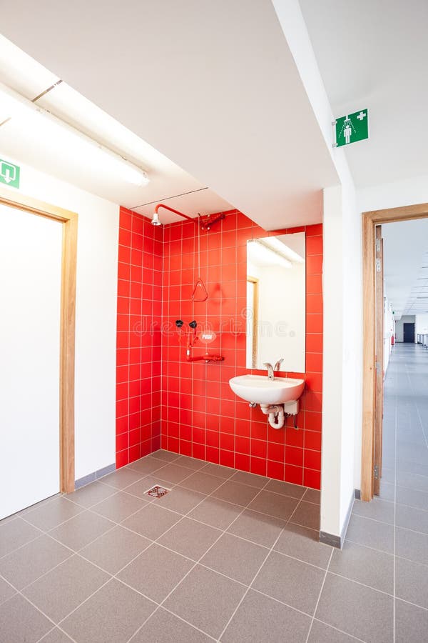 Douche De Secours Et Douche Et évier D'oeil Photo stock - Image du ...