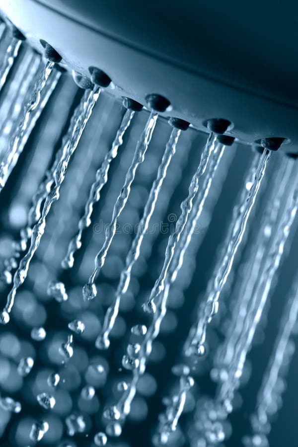 Douchen Onder Stromend Water Stock Afbeelding - Image of lopen ...