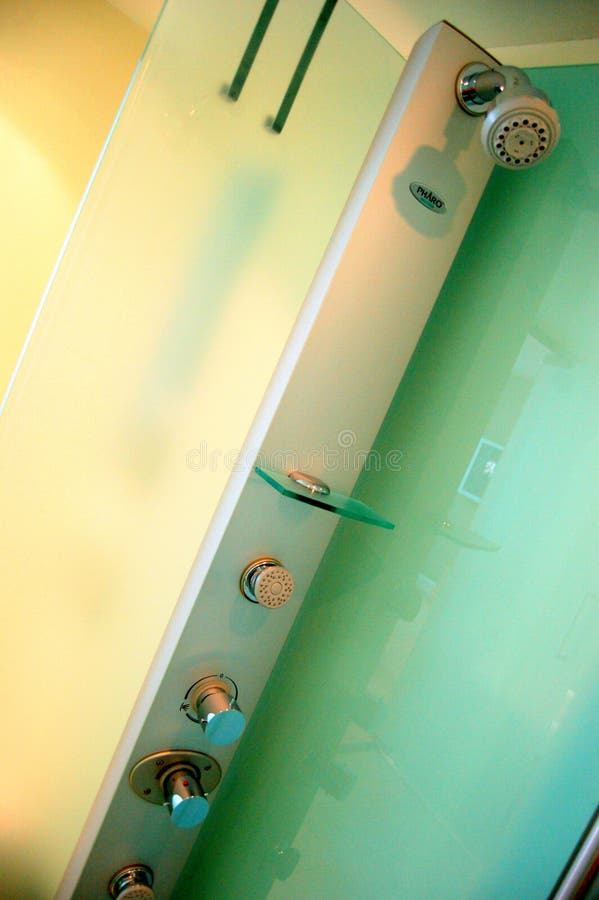 Douche moderne image stock. Image du bain, lavage, robinet - 12892197
