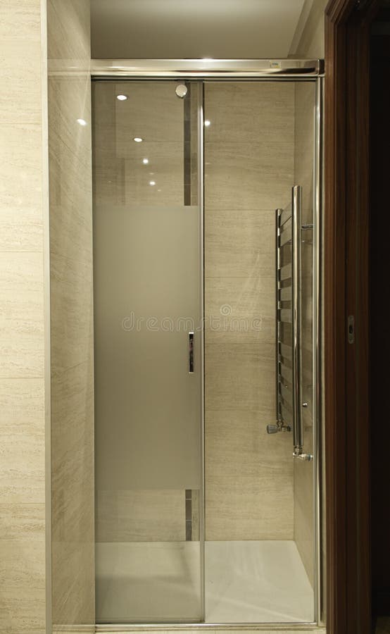 Douche moderne image stock. Image of isolement, décoration - 27002685