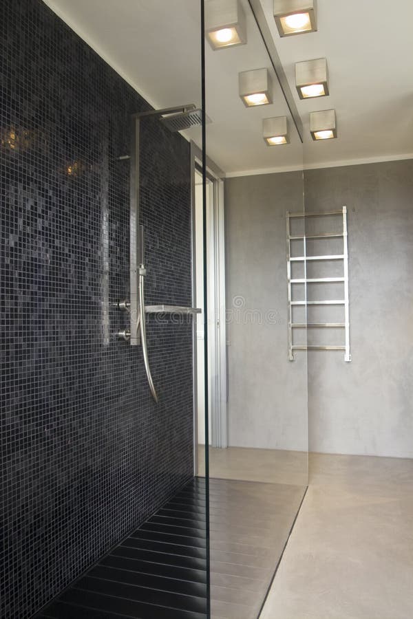 Douche in Moderne Badkamers Stock Afbeelding - Image of radiator ...