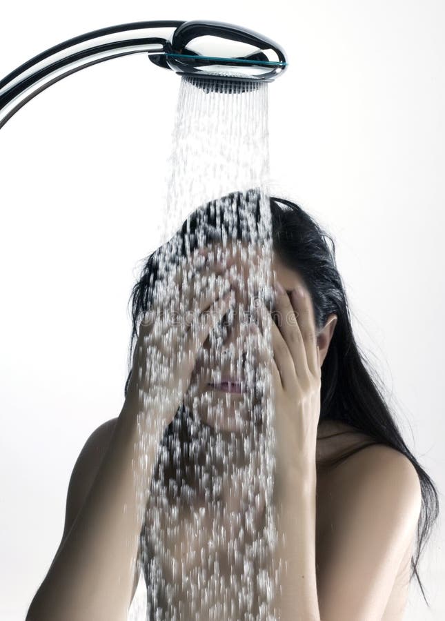 Douche prenant la femme image stock. Image du verticale - 7239985