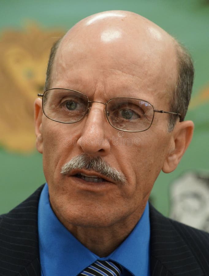 Doug Batchelor fotografia editorial. Obraz złożonej z dupek - 31824482