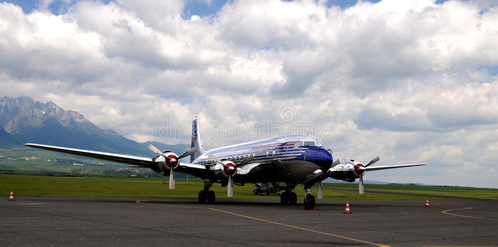 Douglas DC-6 Red Bull editorial stock image. Image of green - 20141349