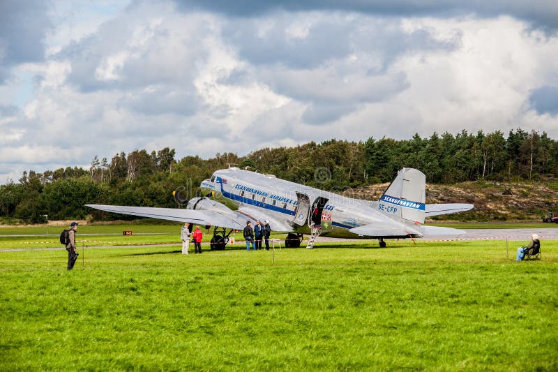 Douglas DC-3 Daisy on Display.. Editorial Photo - Image of flying ...