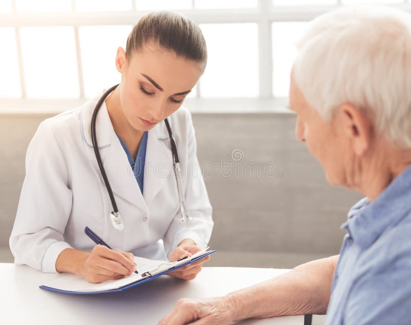 Doutor e paciente bonitos foto de stock. Imagem de cabeleira - 79702188