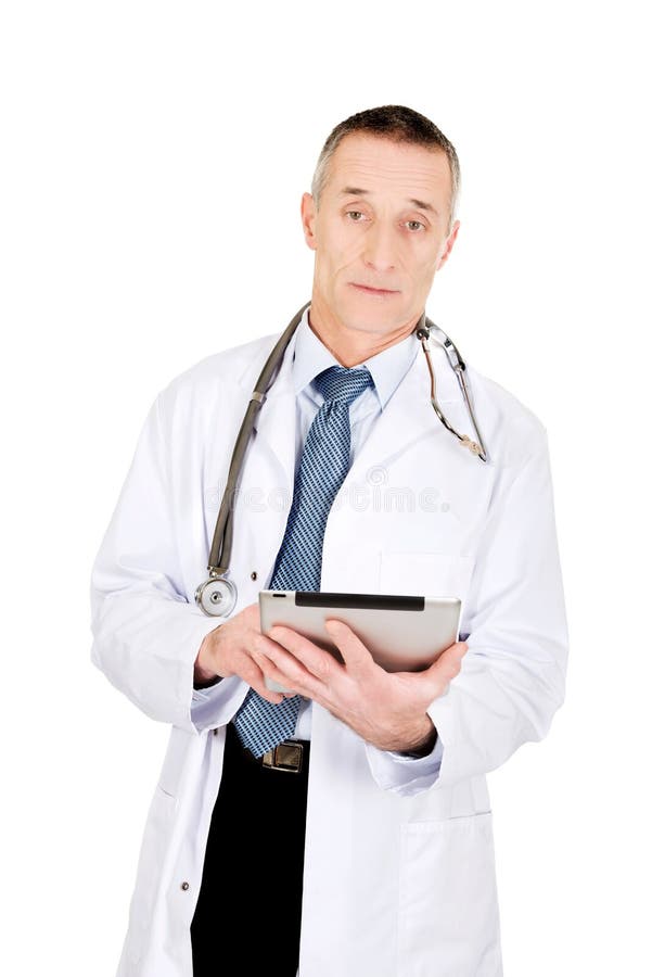 Doutor Masculino Maduro Que Usa Uma Tabuleta Foto de Stock - Imagem de ...