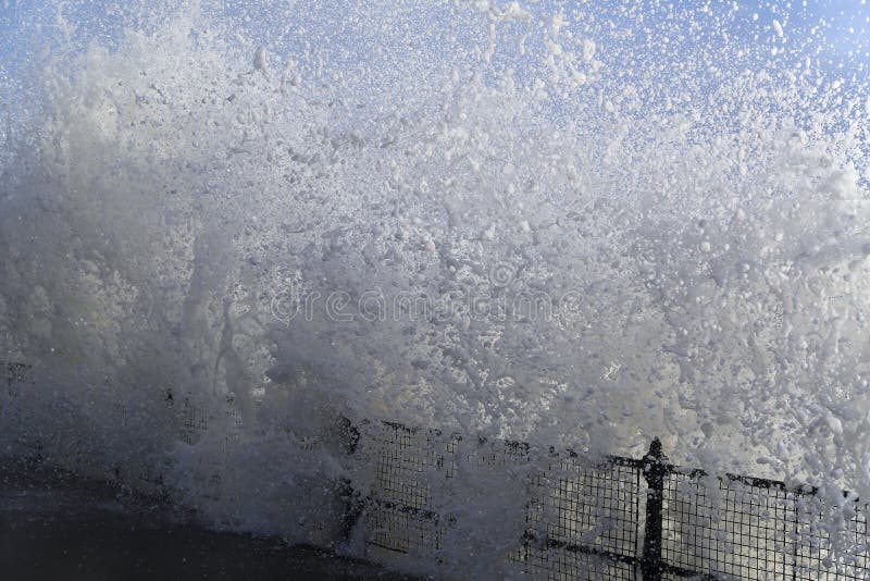 Dover Wave Splash fotografering för bildbyråer. Bild av promenad - 54819219