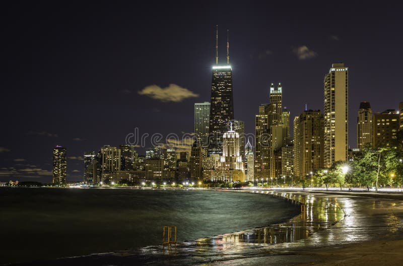 Downtown Chicago at night stock image. Image of apartments - 33685123