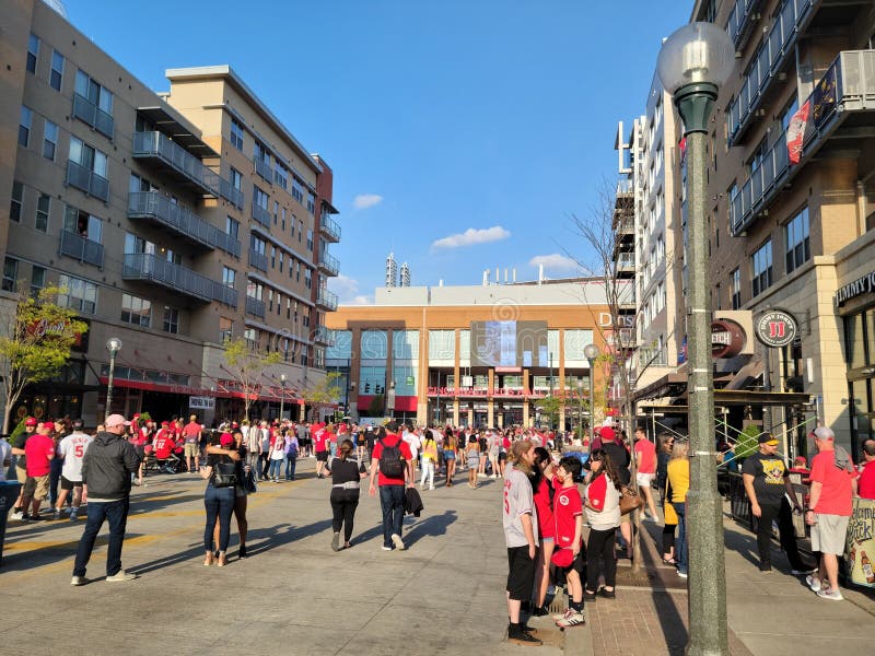 Downtown Cincinnati before Reds Game Crowd Editorial Photography ...