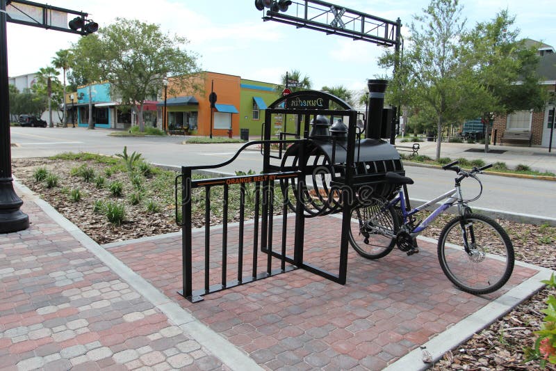 Downtown Dunedin, FL editorial stock image. Image of bike - 294801079