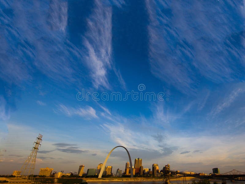 Downtown St. Louis, Missouri with the Gateway Arch Editorial ...