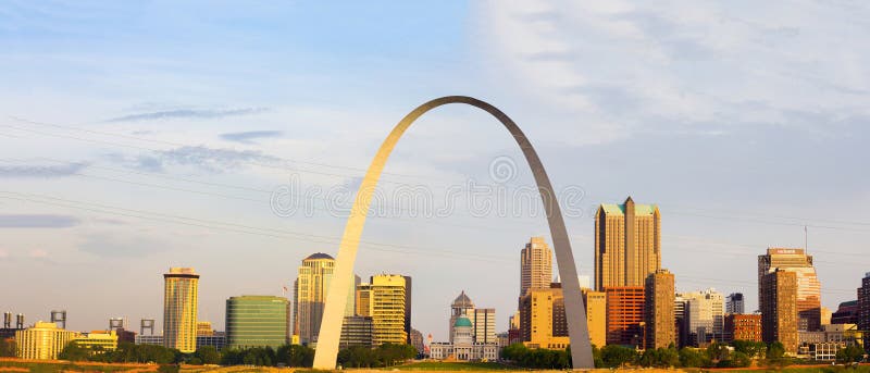 Downtown St. Louis, Missouri with the Gateway Arch Editorial ...