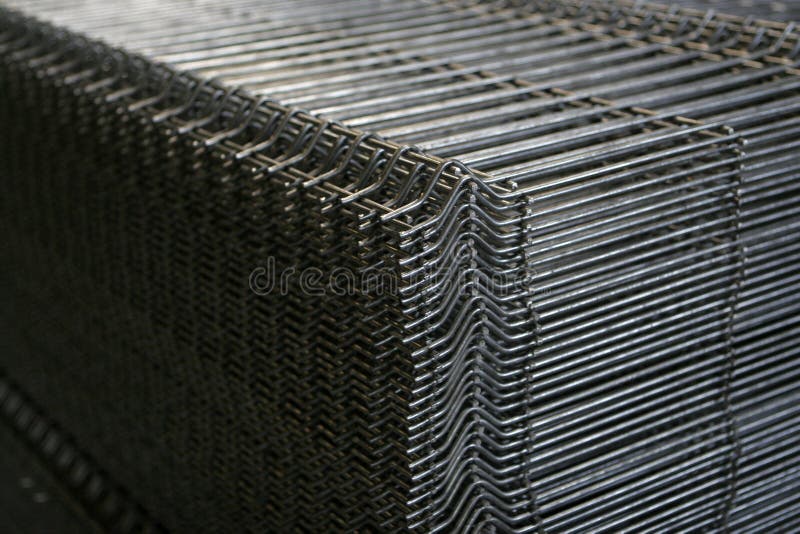 Draadomheining in pakhuis stock afbeelding. Image of werk - 39803369