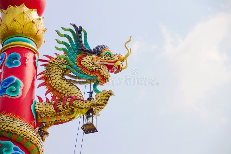 Draak Op Het Dak in De Tempel Chinese Architectuur Stock Afbeelding ...