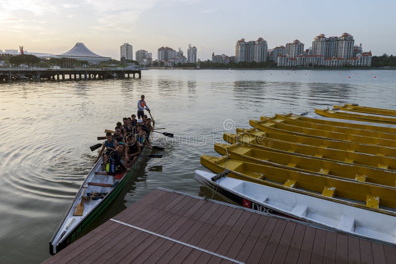 A Dragon Boat Arrive at Floating Platform To Dock. Editorial ...