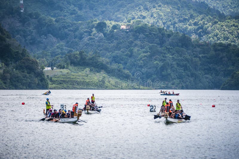Dragon Boat Race editorial image. Image of water, dragon - 35850165