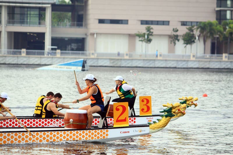 Dragon Boat Racing editorial photo. Image of oars, racing - 18170601