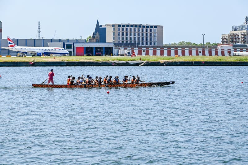 Training Session of Thames Dragon Boat in Newham Editorial Photography ...
