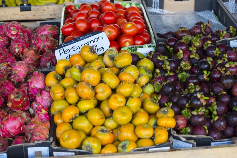 Dragon Fruit, Cachi, Mangostani E Pomodori Fotografia Stock - Immagine ...