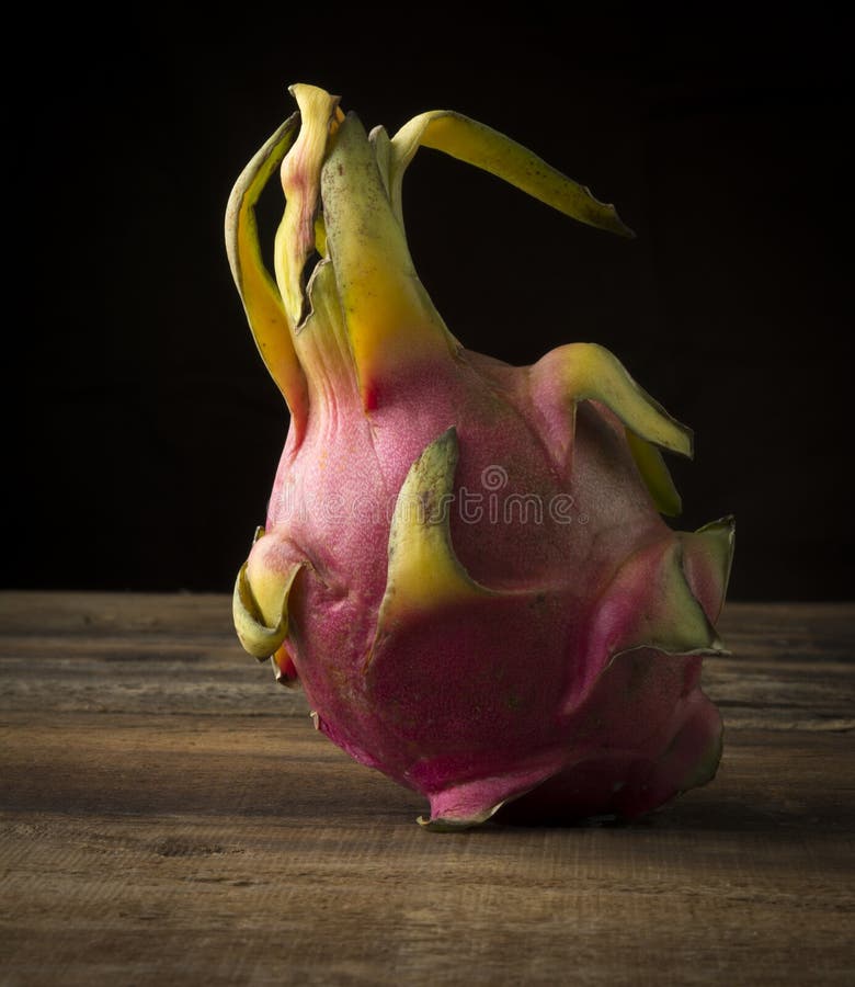 Fruits De Dragon Ou Pitahaya Sur Plaque De Bois Sur Fond Sombre Image ...