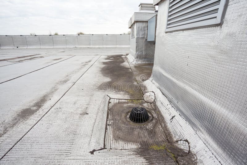 Drain de toit plat photo stock. Image du feutre, commercial - 77613010