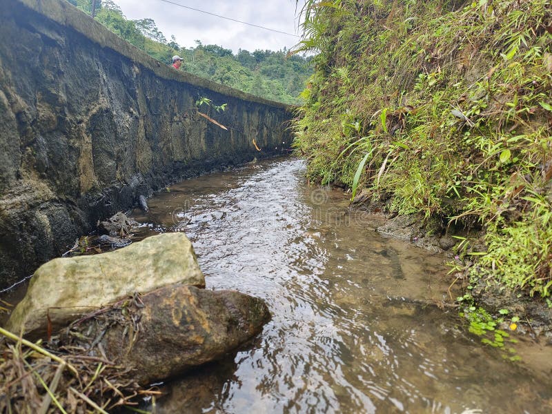 Drainage Au Bord De La Route Image stock - Image du évacuation, roche ...