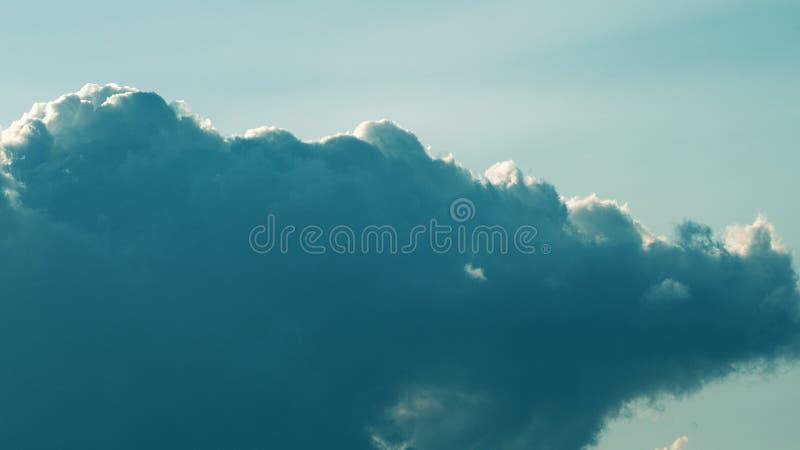 Dramatic Cloud Formation Captured in Soft and Beautiful Light ...