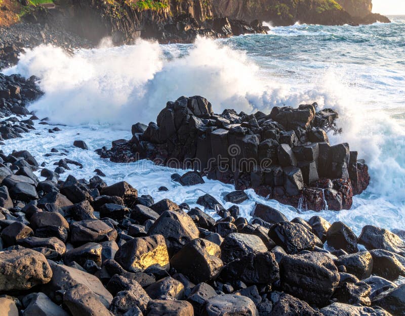 Dramatic Ocean Waves Crashing on Rocky Shore Stock Illustration ...