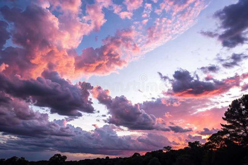 Dramatic Pink and Blue Sky Clouds at Sunset Stock Illustration ...