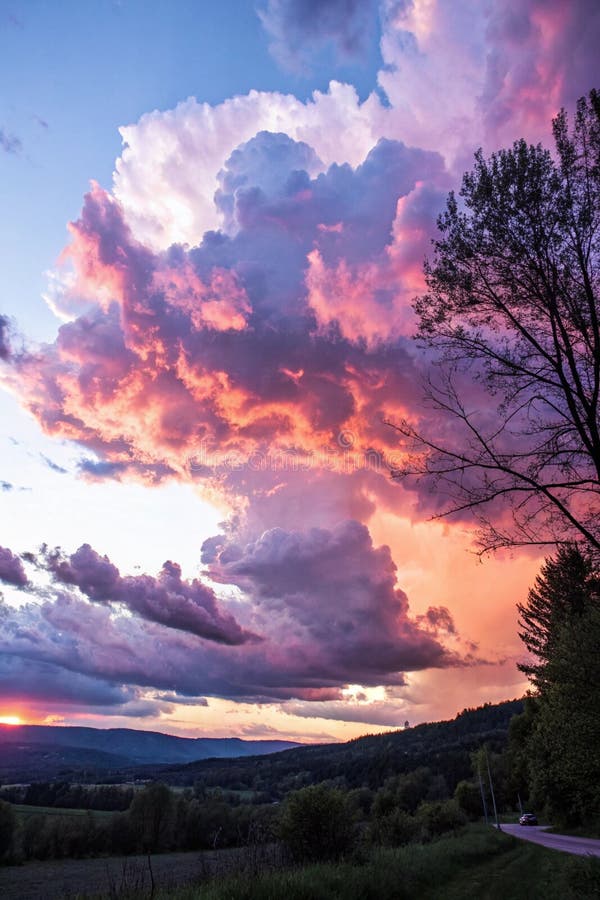 Dramatic Pink and Blue Sky Clouds at Sunset Stock Illustration ...