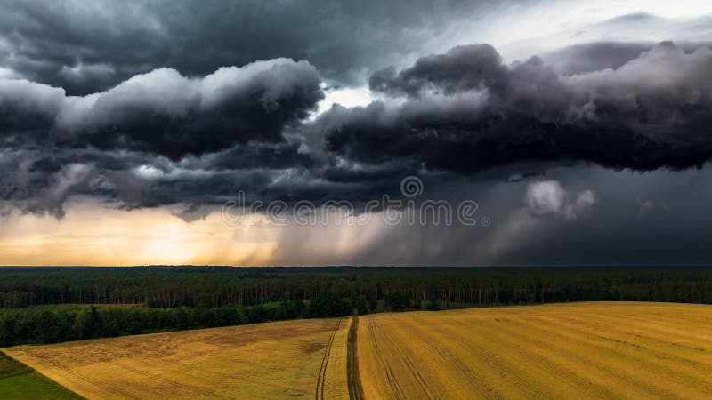 Incoming storm stock photo. Image of rain, spiaggia, pericolo - 57380662