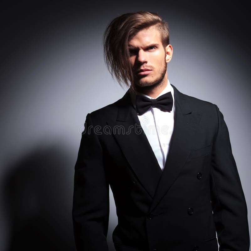 Dramatisk Elegant Man I Smoking Och Fluga Fotografering för Bildbyråer ...