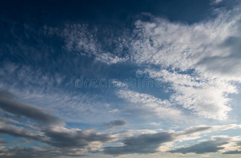 Dramatisk himmel med moln fotografering för bildbyråer. Bild av ...