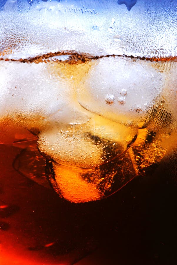 Ijsblokjes in glas stock foto. Afbeelding bestaande uit vloeistof - 6431096
