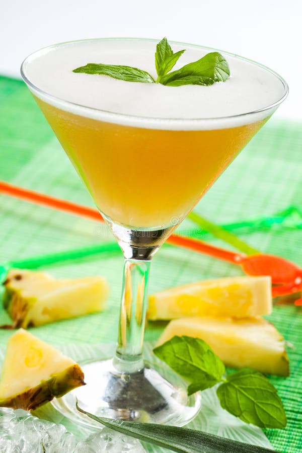 Drank met perzik en ananas stock afbeelding. Image of alcohol - 32067975