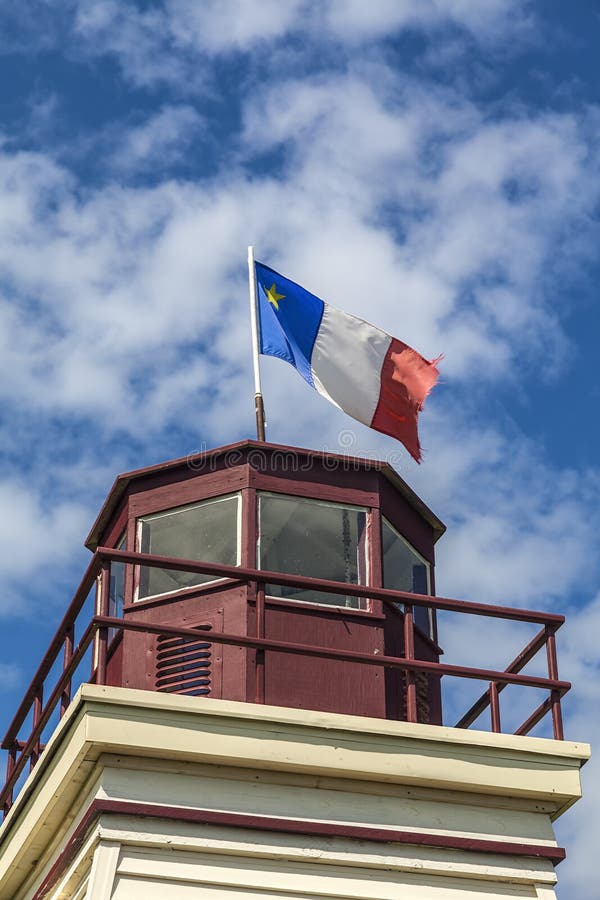 Drapeau Acadien Avec Le Fond De Ciel Bleu Photo stock - Image du canada ...