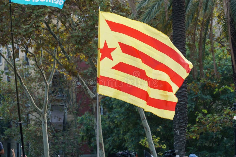Drapeau Catalan D'independentist Photo stock - Image du étoilé, rouge ...