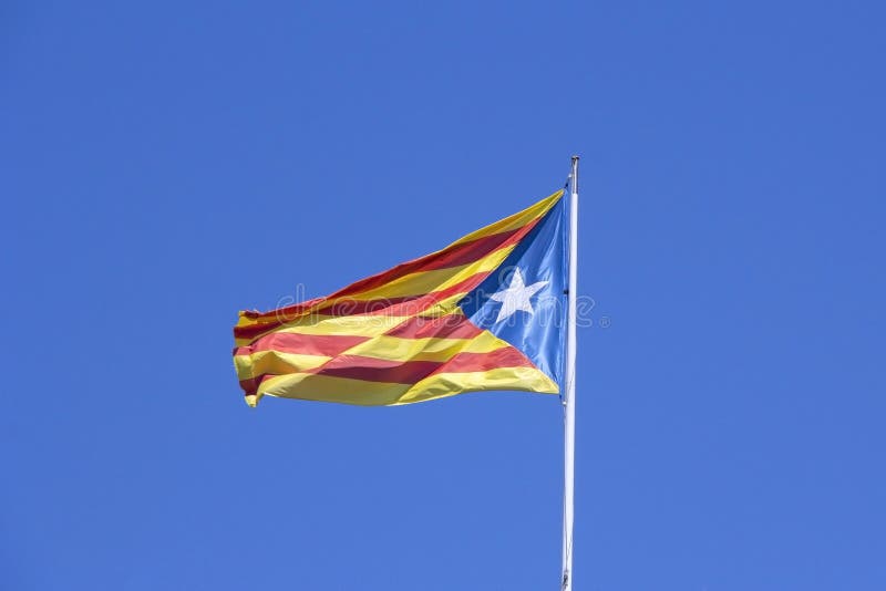 Drapeau Catalan D'estelada Avec Le Ciel Bleu Photo stock - Image du ...