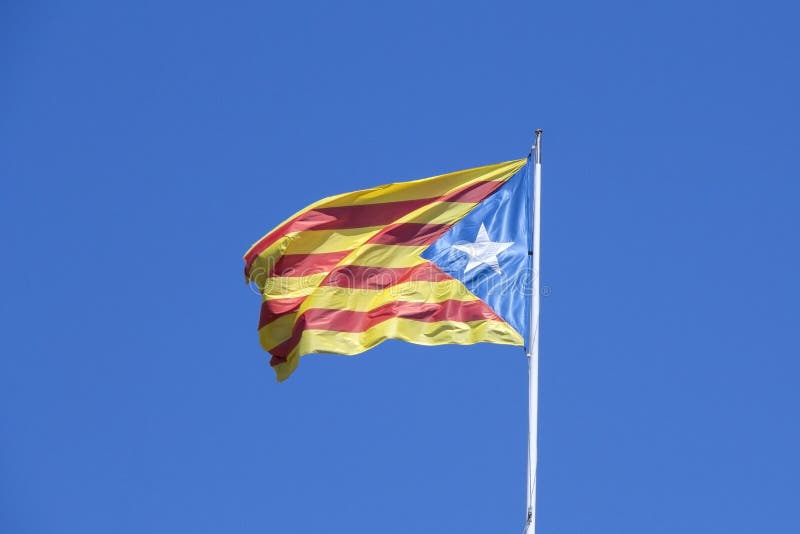 Drapeau Catalan Sur Le Vent Photo stock - Image du étoile, europe ...