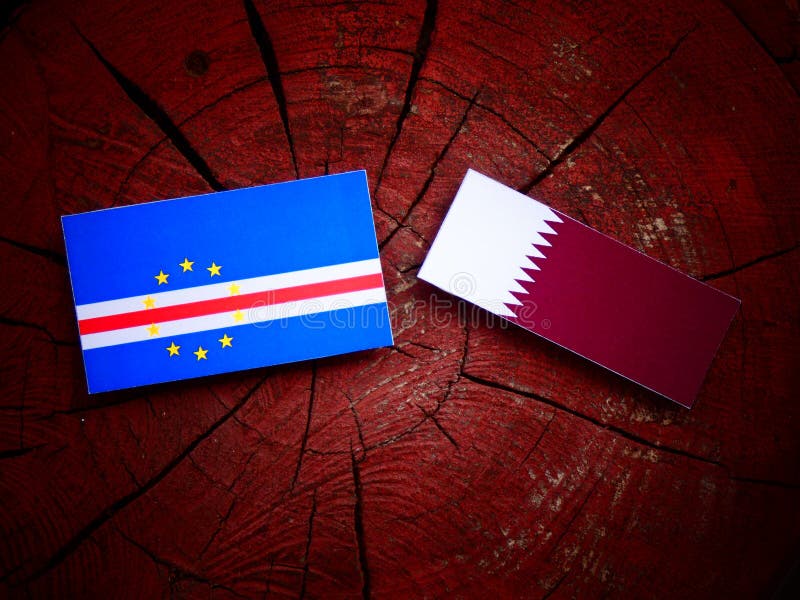 Drapeau Du Cap Vert Avec Le Drapeau Qatari Sur Un Tronçon D'arbre D ...