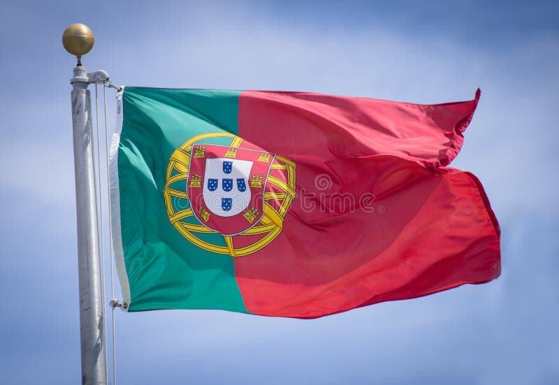 Drapeau Portugais Dans Le Vent Image stock - Image du portugais, vert ...